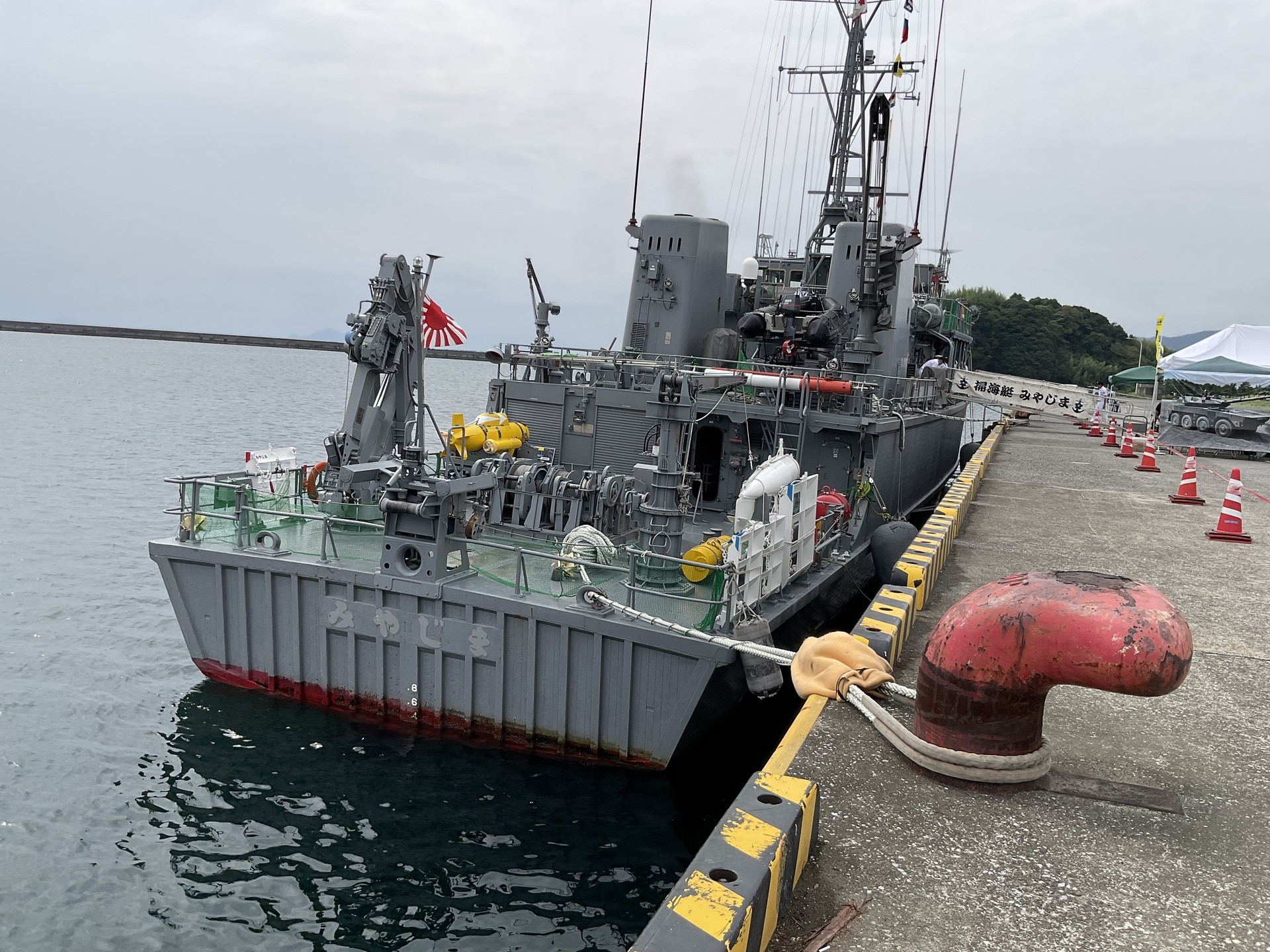 海上自衛艦: 海と陸の間にある世界