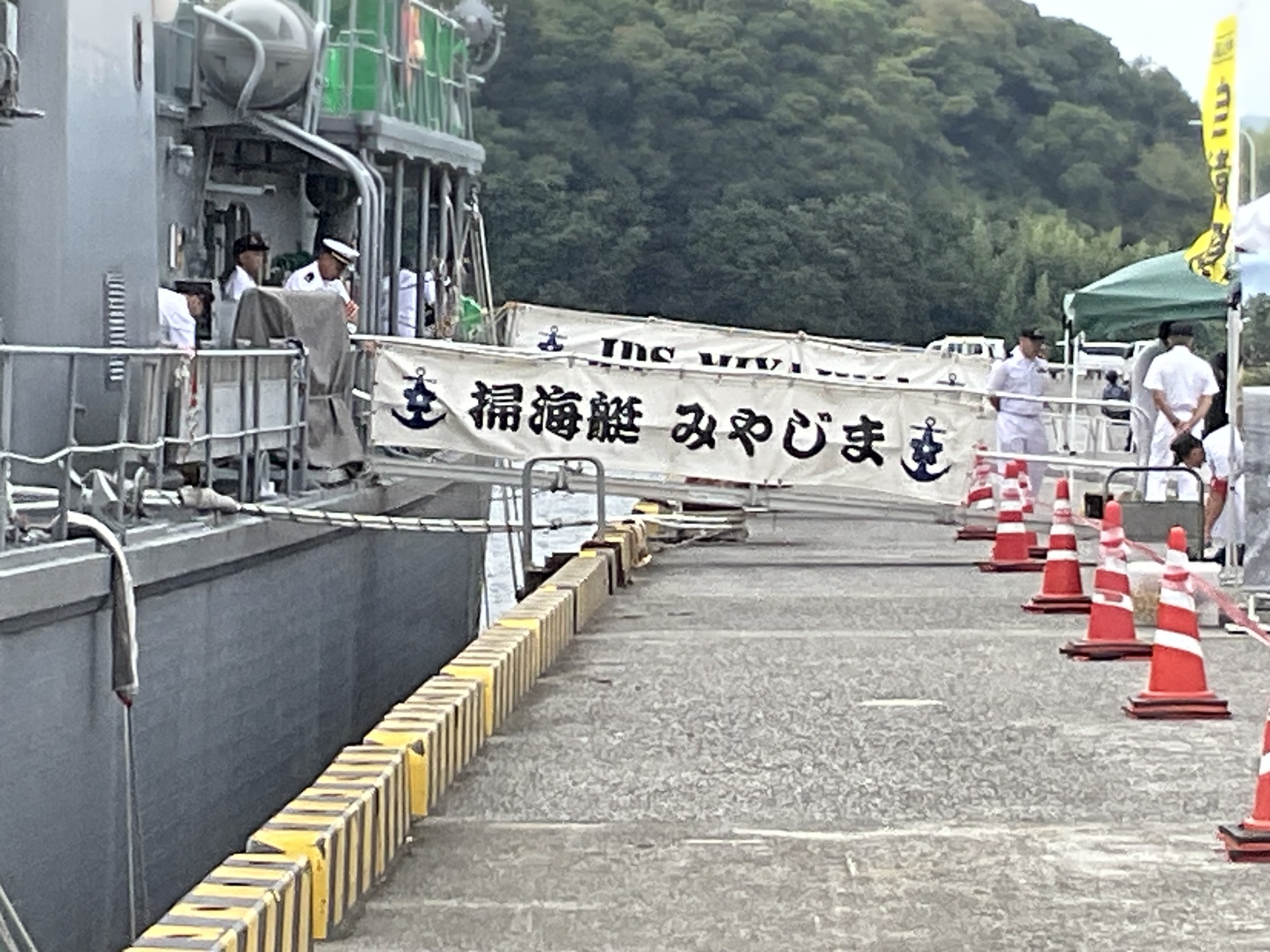 海上自衛艦: 海と陸の間にある世界